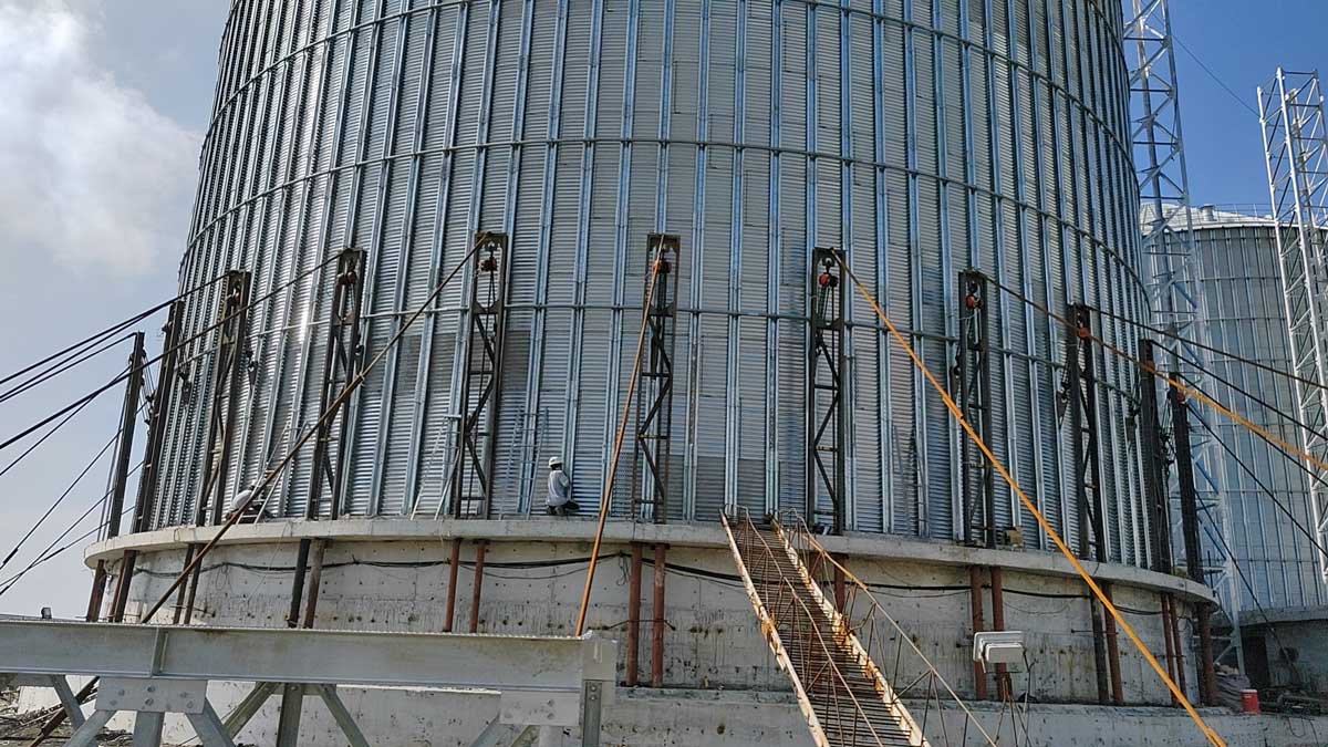 Why do farms choose steel silos to store grain?