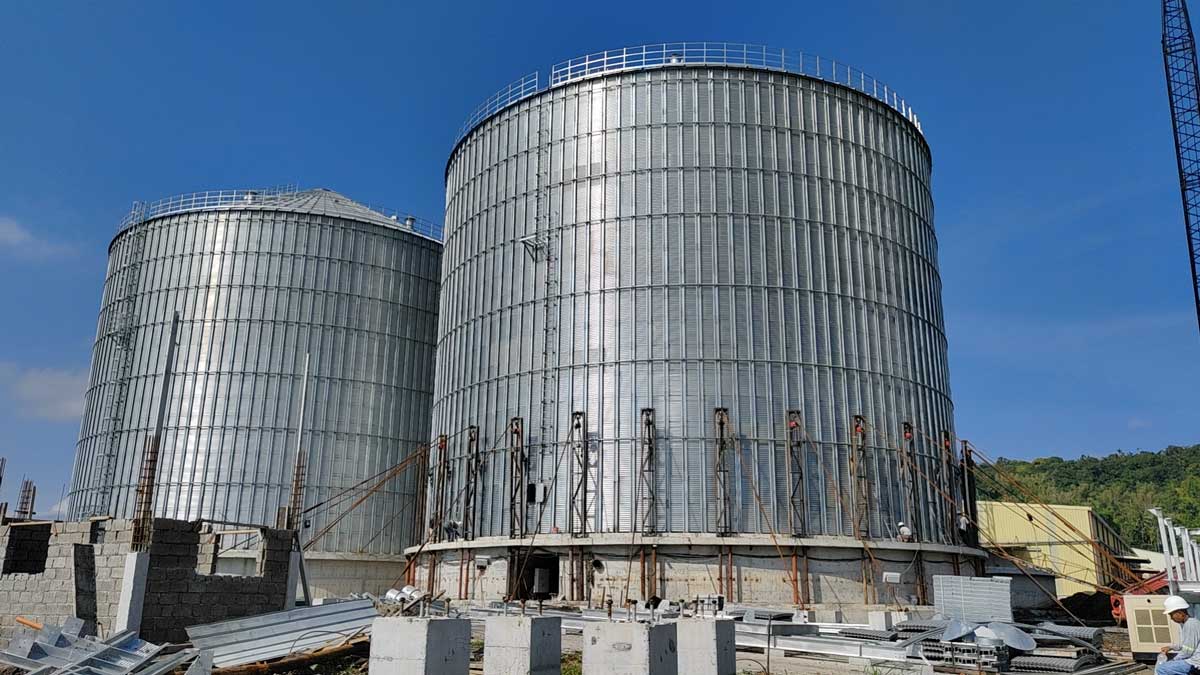 Why do farms choose steel silos to store grain?