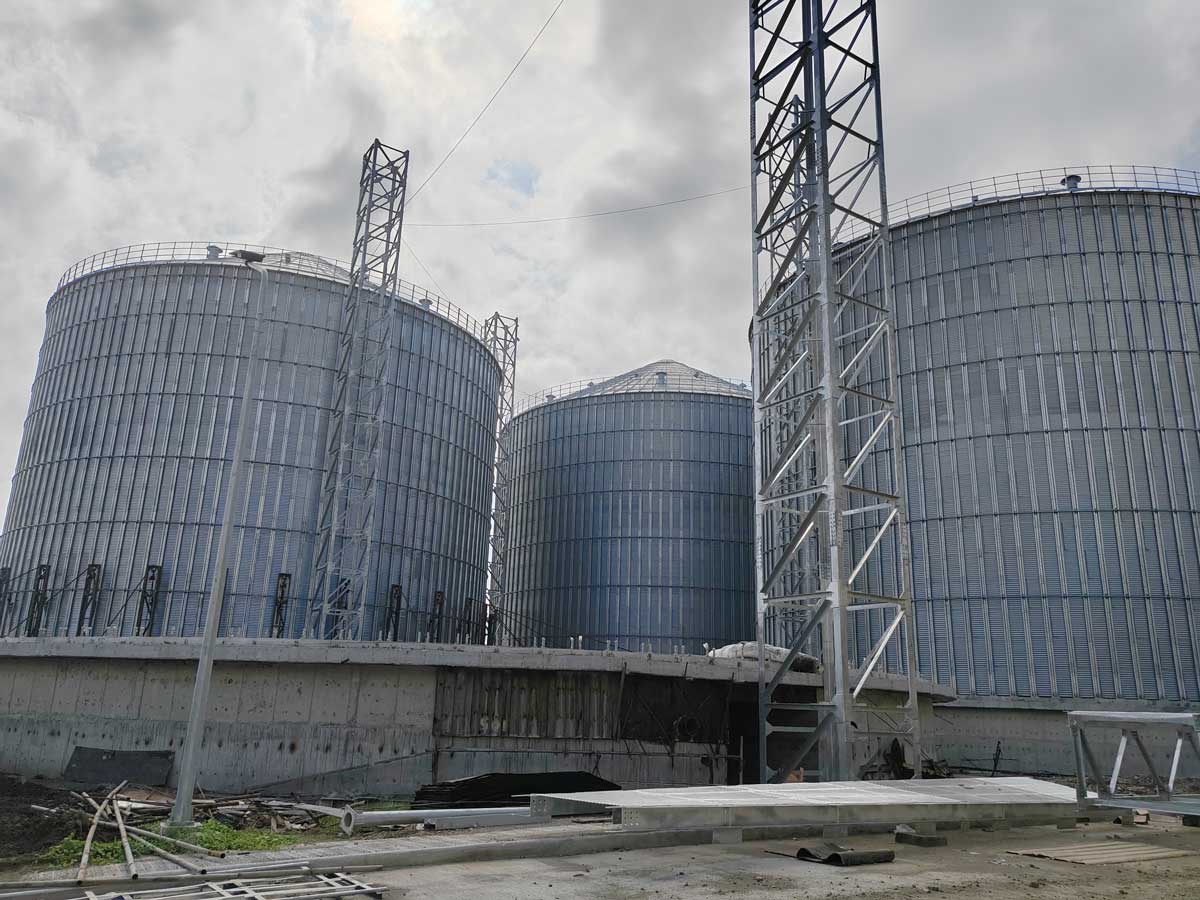 Why do farms choose steel silos to store grain?